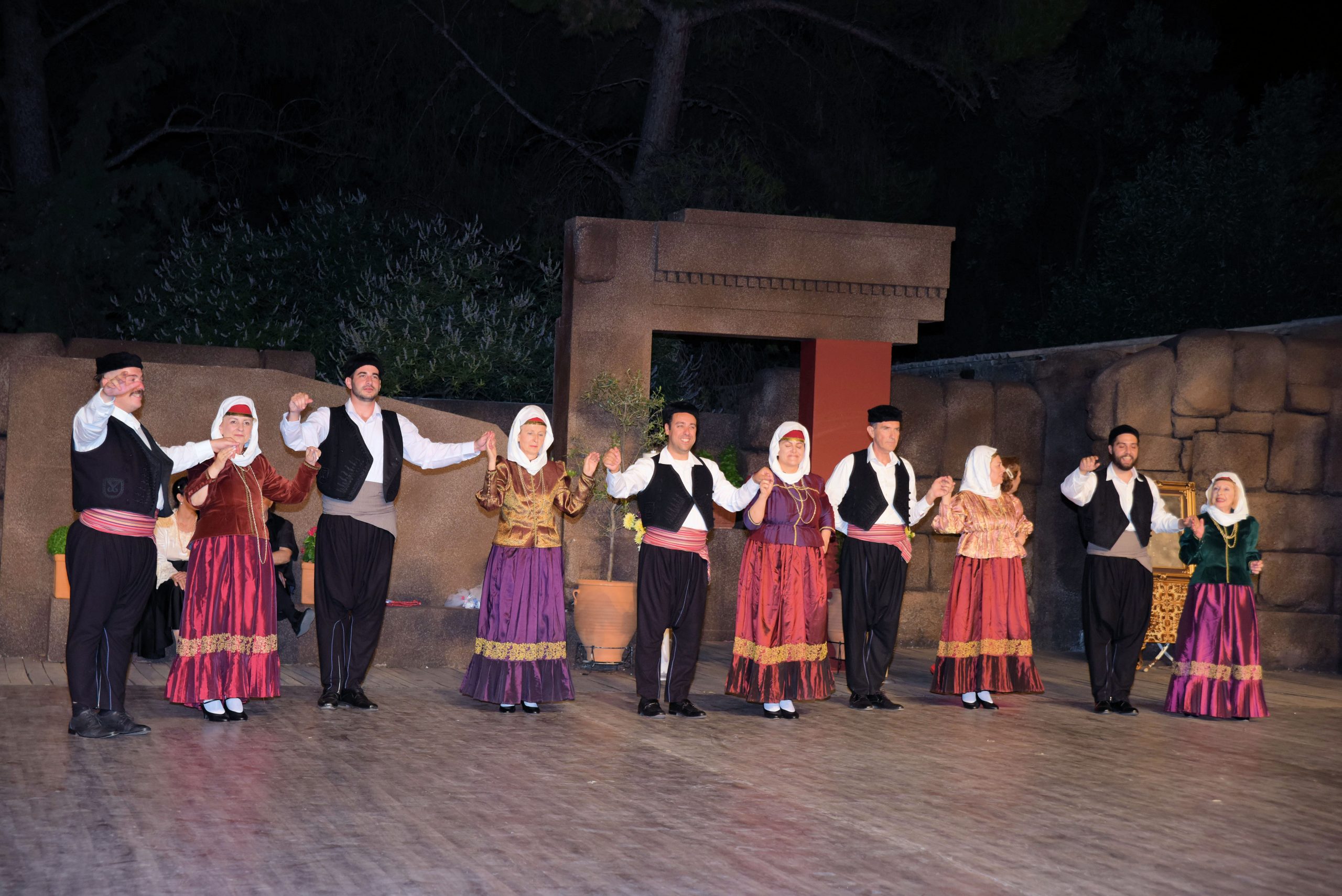 Παράσταση «Χορεύουμε μη λησμονώντας το όνειρο». – PEIRAIKOS.GR